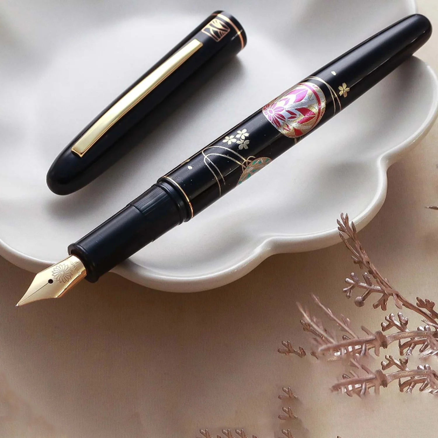 Wancher x Kuretake Kindai Maki-e Mari Asobi Fountain Pen - Black GT – PEN PLANET